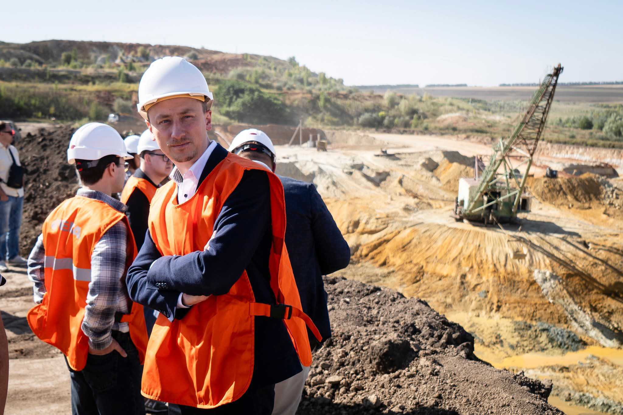 In minerals deal first, U.S. delegation scouts Ukrainian mines for ...